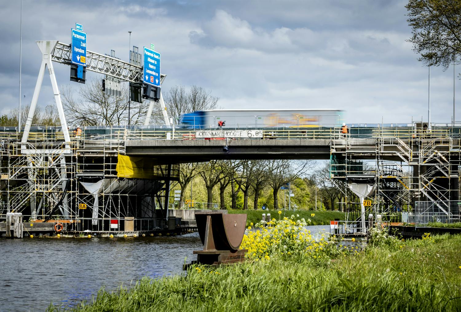 A7 bij Purmerend helemaal dicht, 'door onprofessionele chauffeurs' | BNR Nieuwsradio