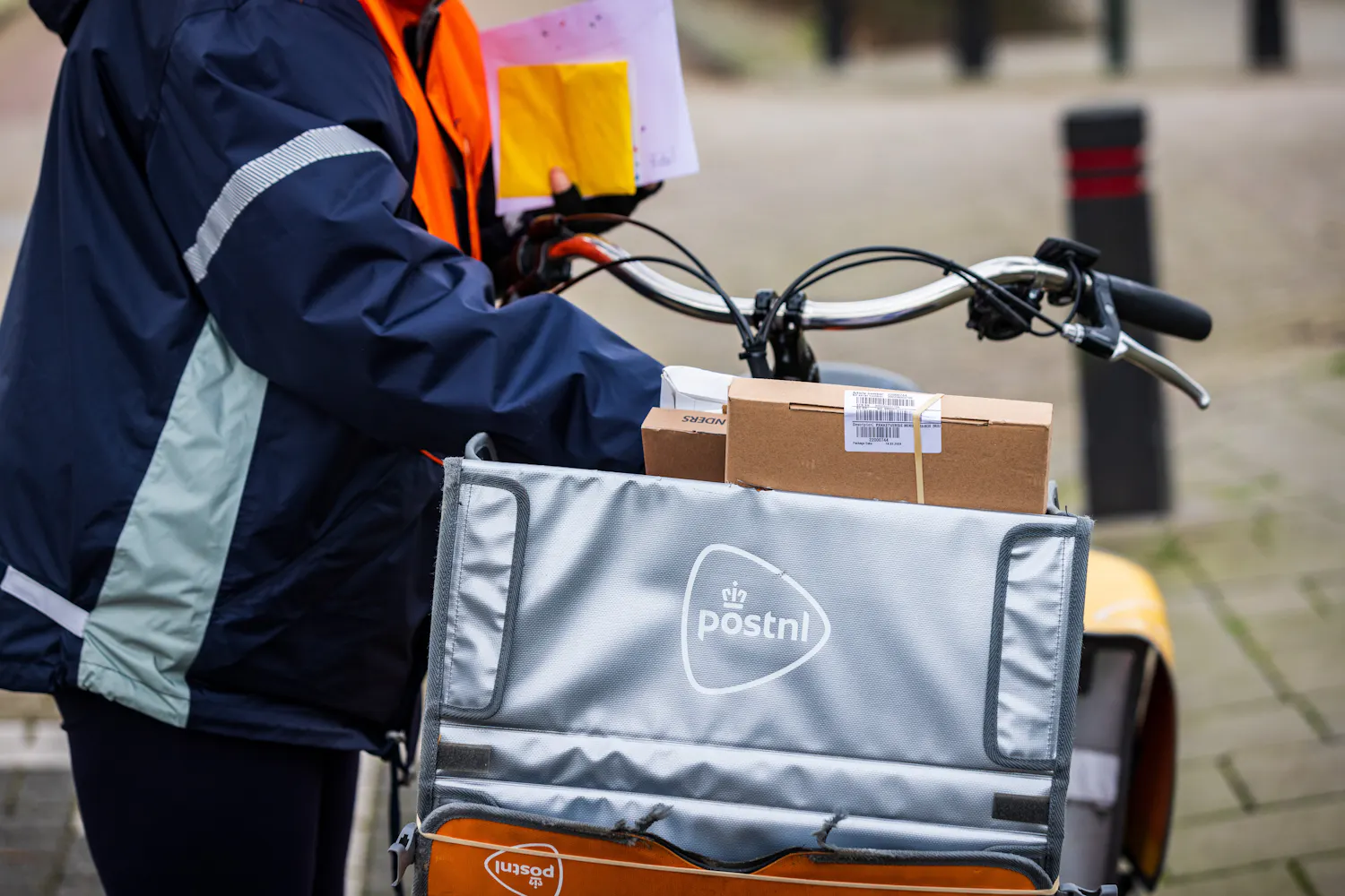 PostNL verhoogt postzegelprijs: ‘Gemiddeld 30 cent duurder’ | BNR ...