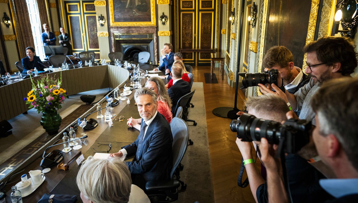 Buitenlandse media over kabinet-Schoof: ‘reality-ster’, ‘opruier’ en ‘marathonloper’ | BNR ...
