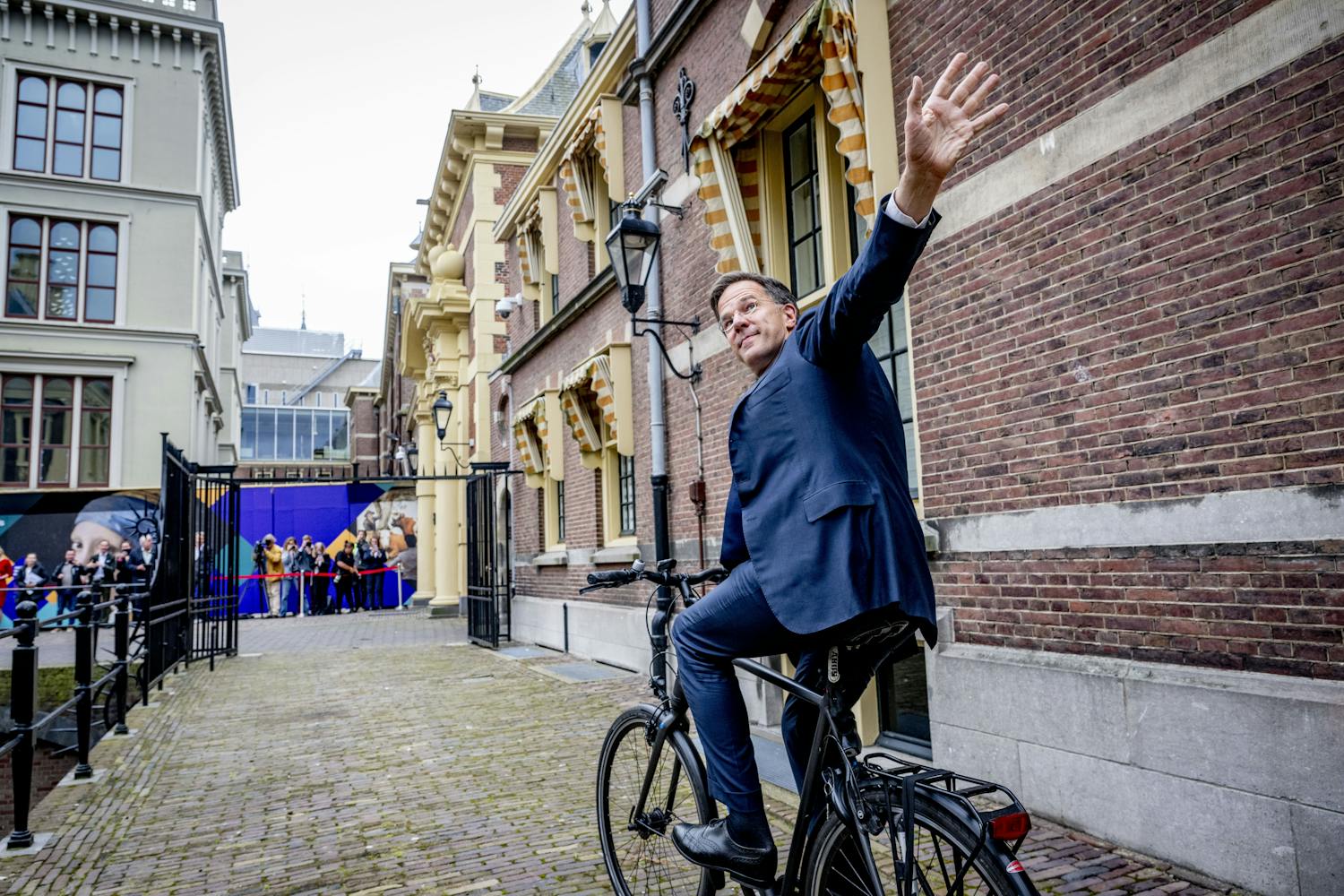 ‘Dag Mark!’, Rutte neemt per fiets afscheid als minister-president ...