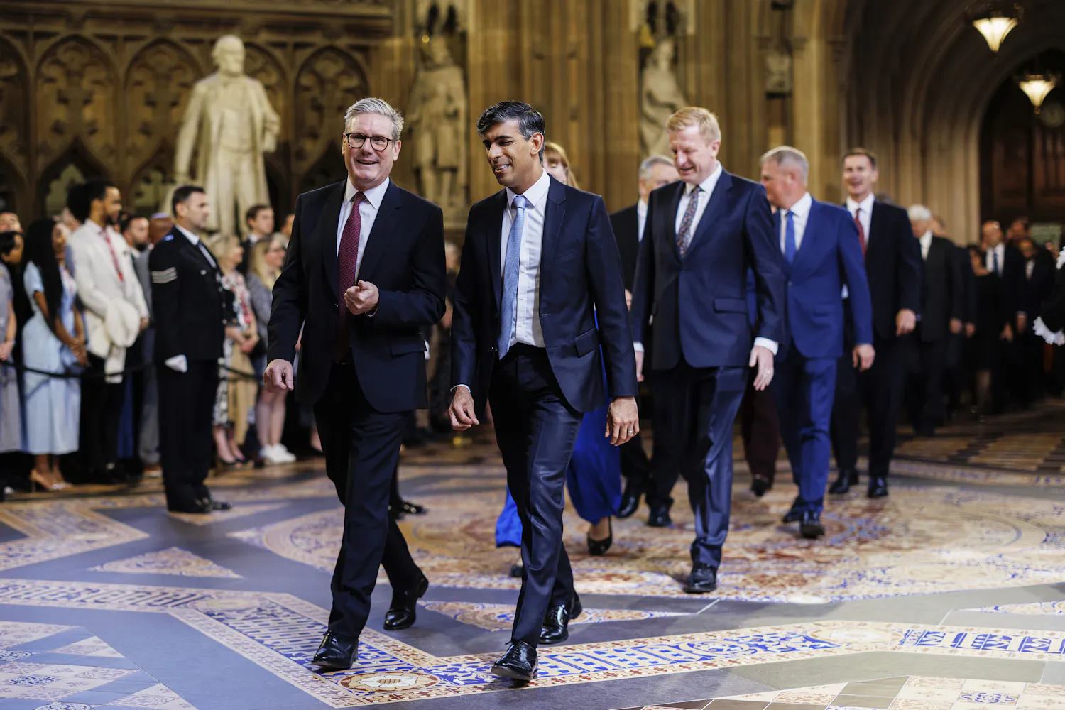 Britse premier Starmer toont ambitie en pleit voor grotere rol overheid ...
