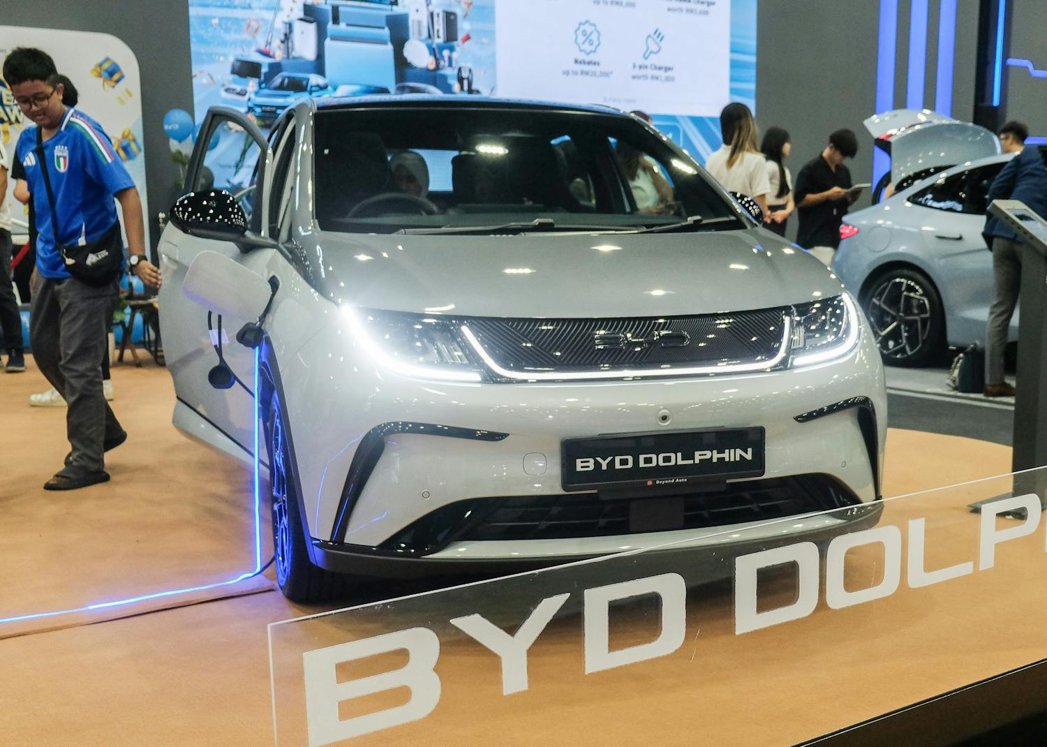 ‘BYD haalt dit jaar Tesla in als grootste elektrische autobouwer’ | BNR ...