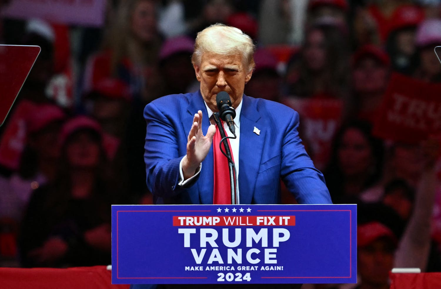 Grove taal bij verkiezingsbijeenkomst Trump: ‘Puerto Rico is drijvend ...