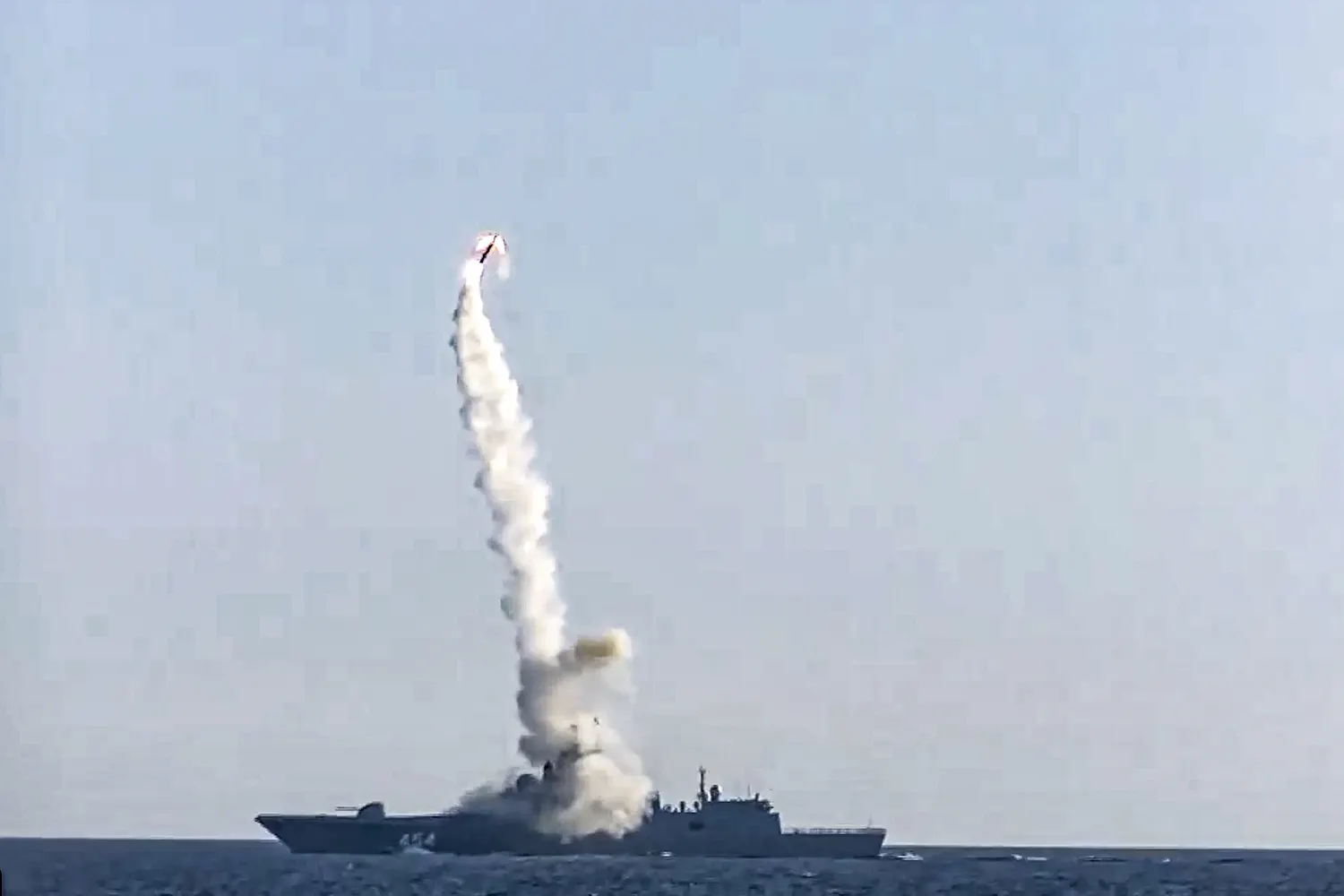 Russisch marineschip met hypersonische raketten oefent in Kanaal en ...