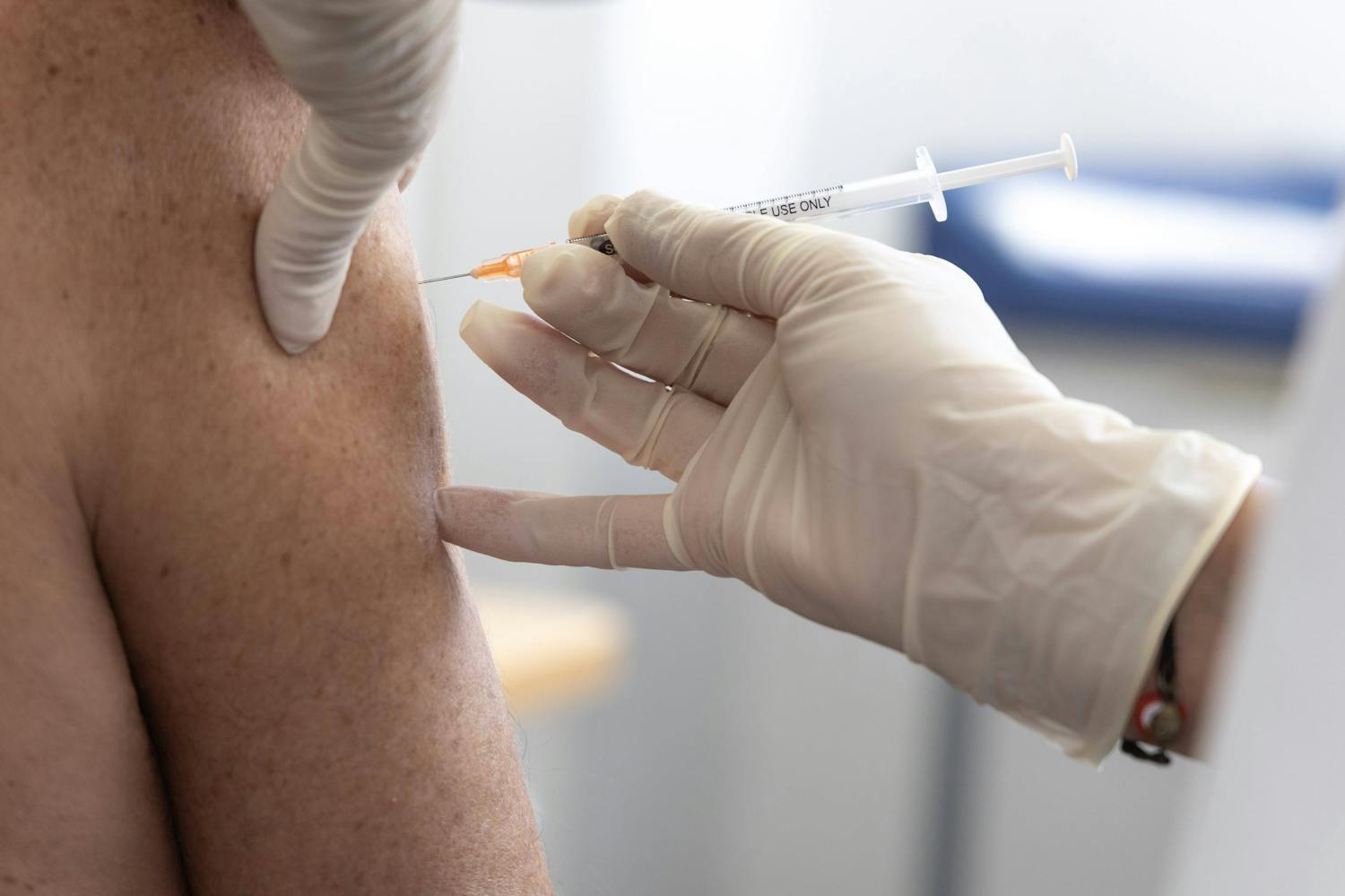 Nederland traag met vaccineren: ‘We zijn een rijk land, dus er zit iets ...