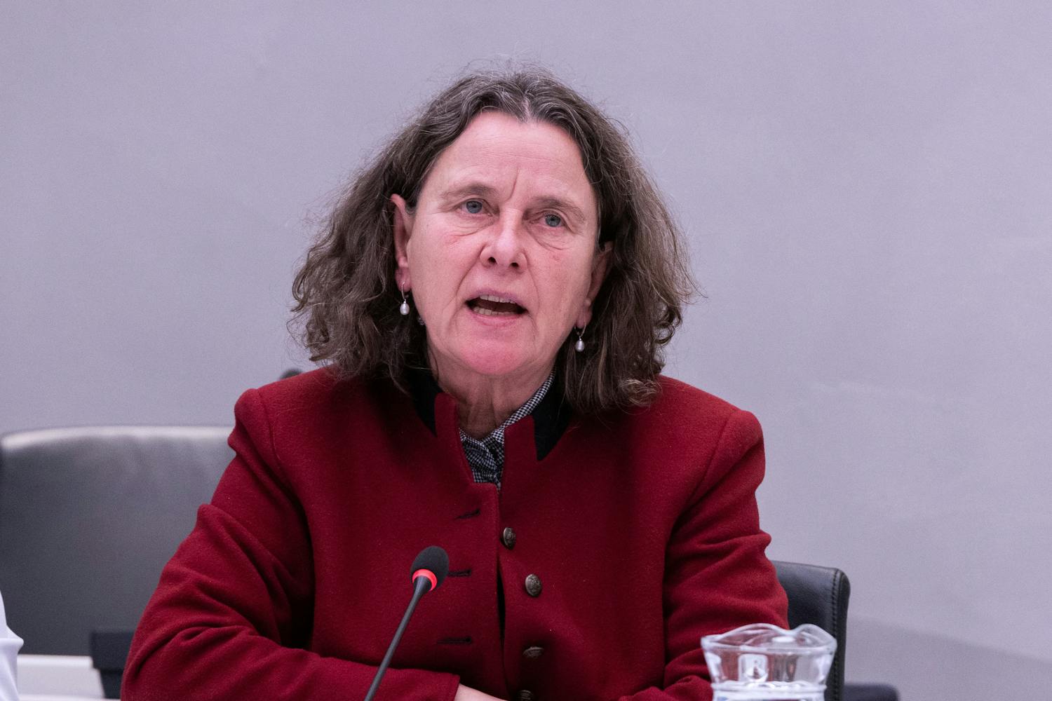 Motie van wantrouwen tegen Faber rond opvang asielzoekers met ...