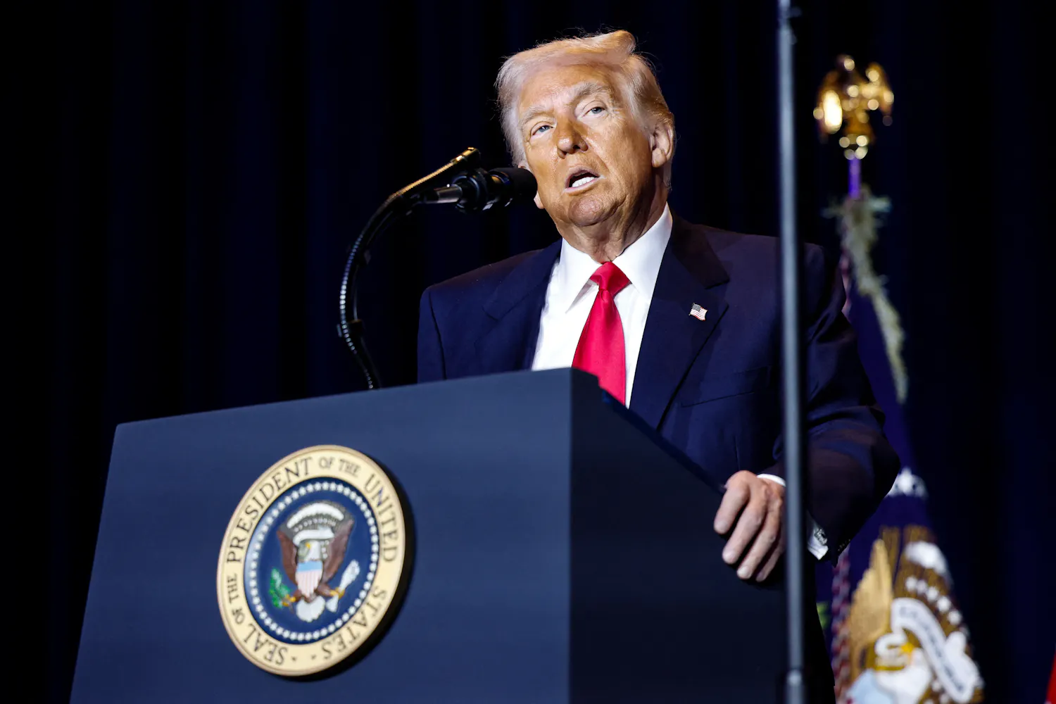 Trump ondertekent decreet voor sancties tegen Internationaal Strafhof ...