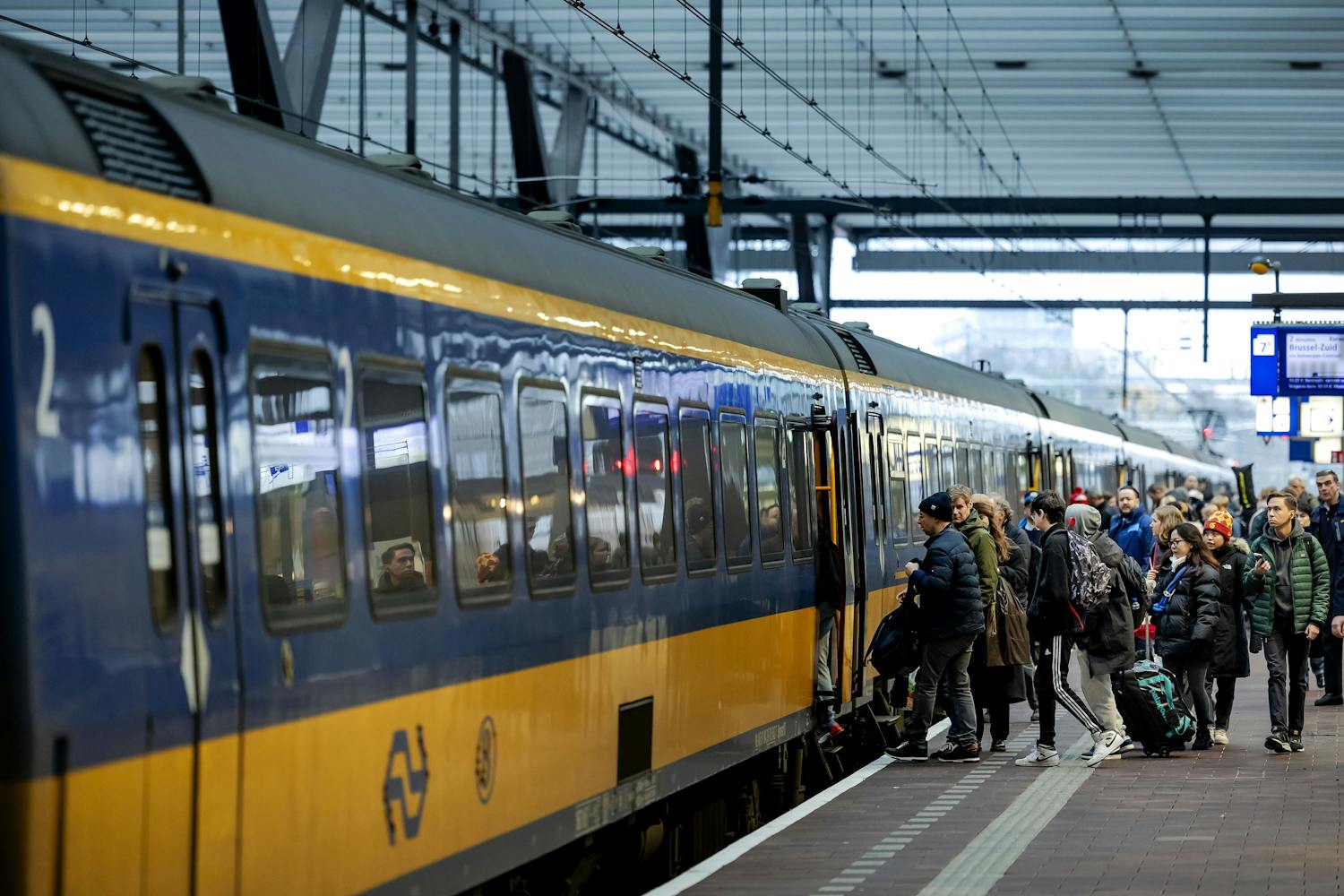 Nieuwe dienstregeling NS, treinen starter eerder en rijden langer door ...