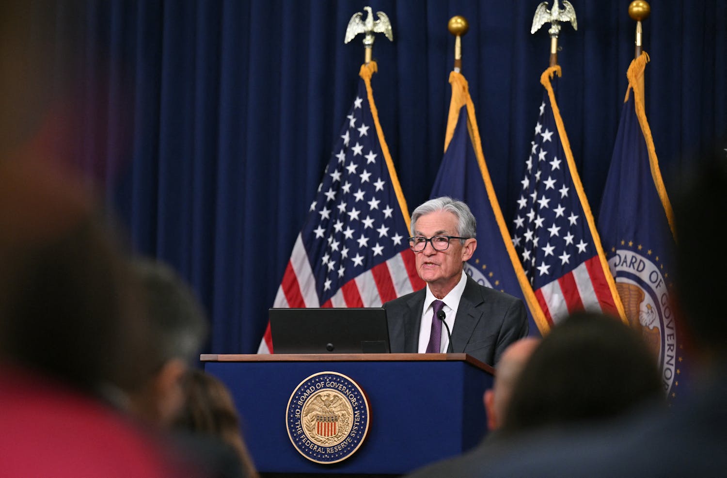 Fed handhaaft rente, waarschuwt voor tragere groei en hogere inflatie ...