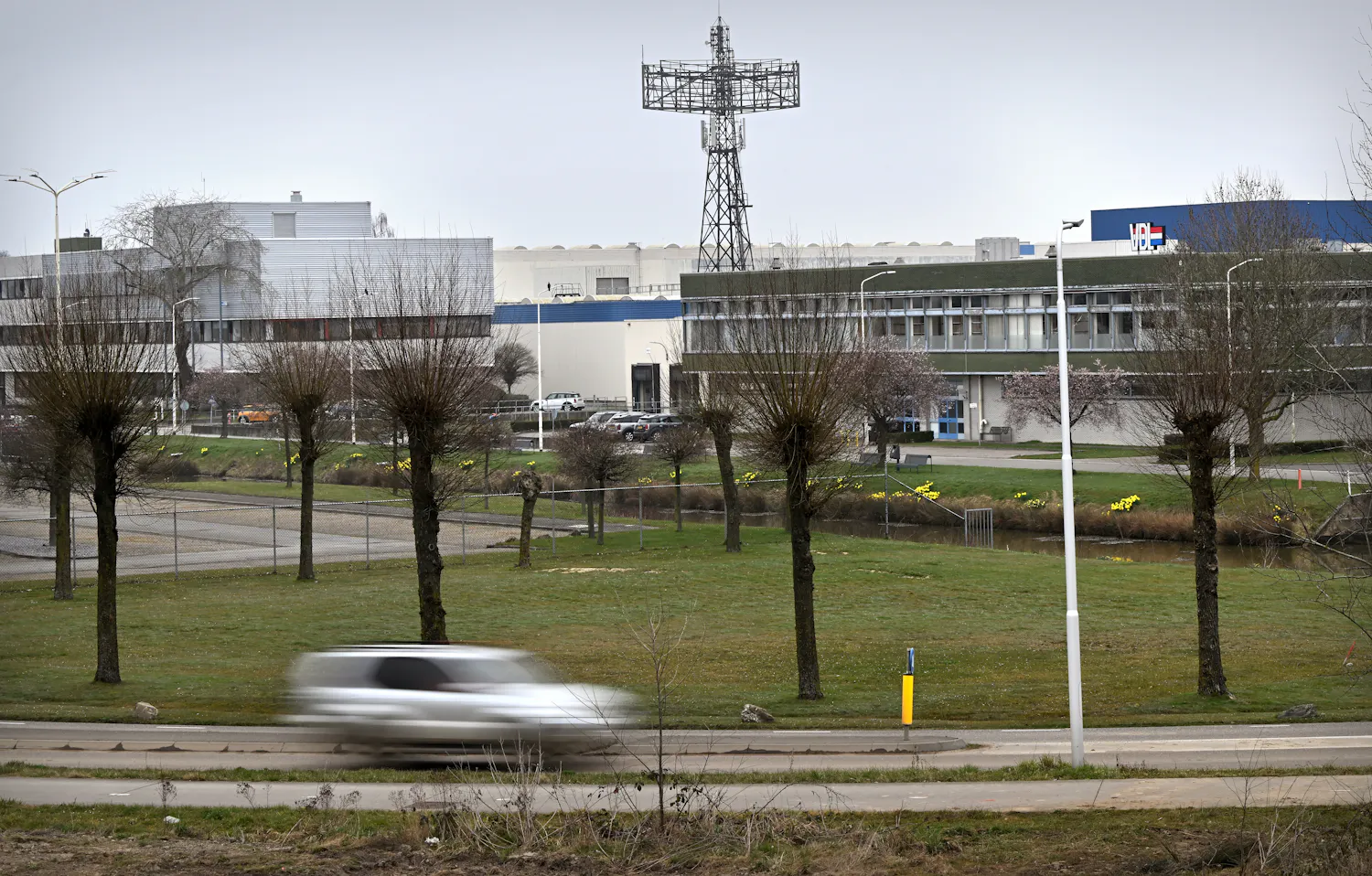 Defensie bevestigt: militaire productie in fabriek VDL Nedcar in Born ...