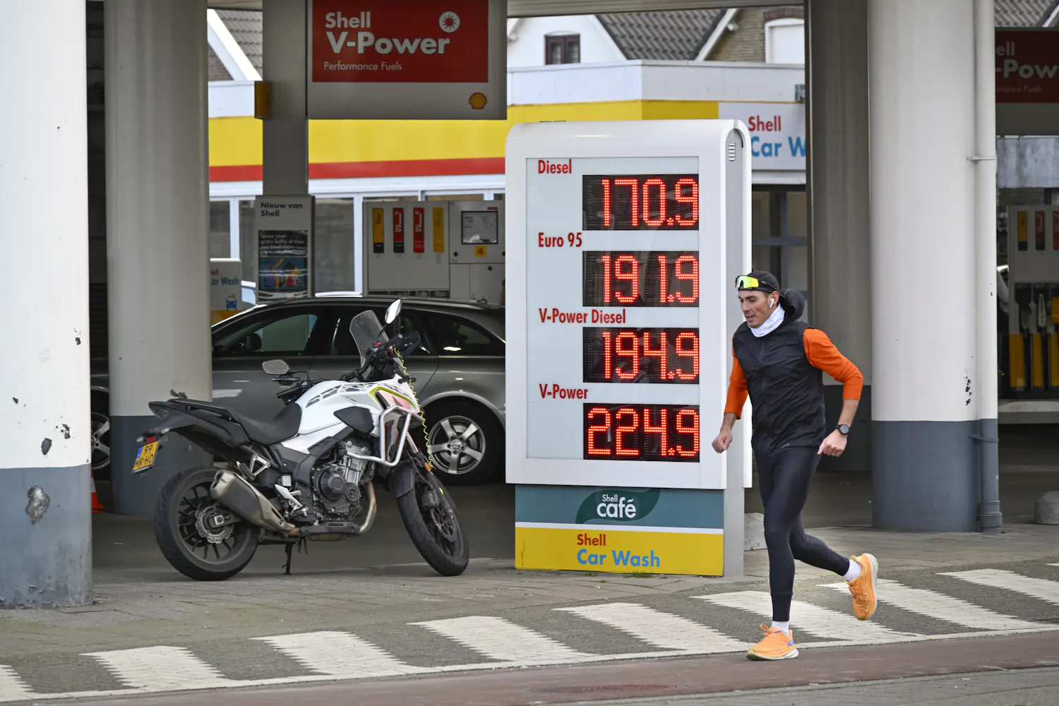 Forse stijging benzineprijs aanstaande, pomphouders eisen ingreep | BNR ...