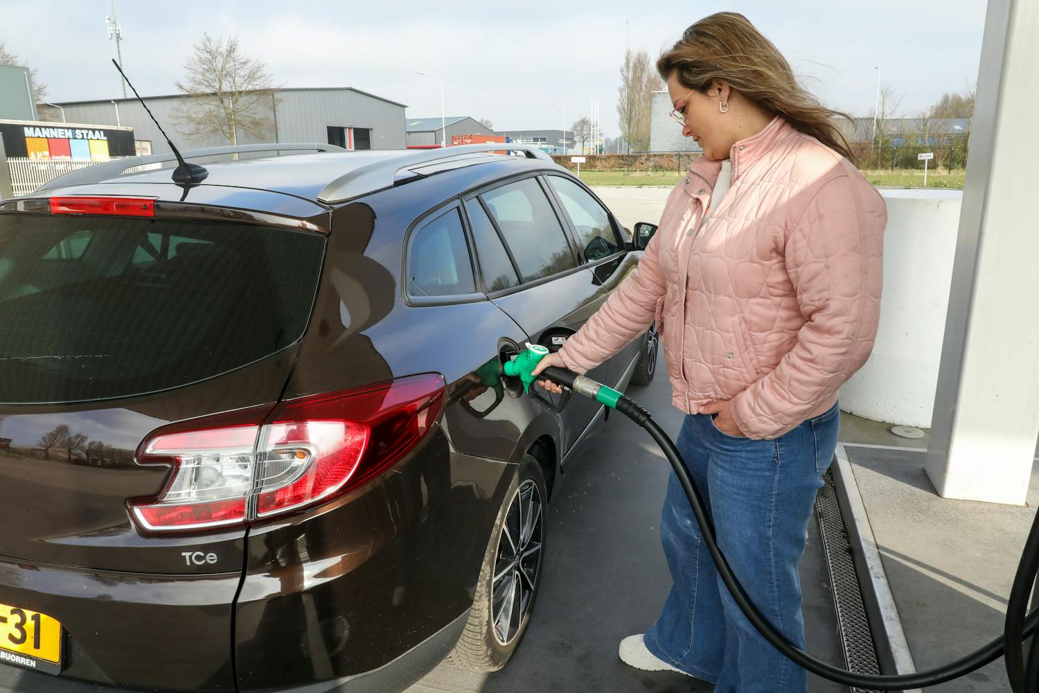 Consument wint aan de pomp: handelsoorlog zorgt voor fors lagere ...