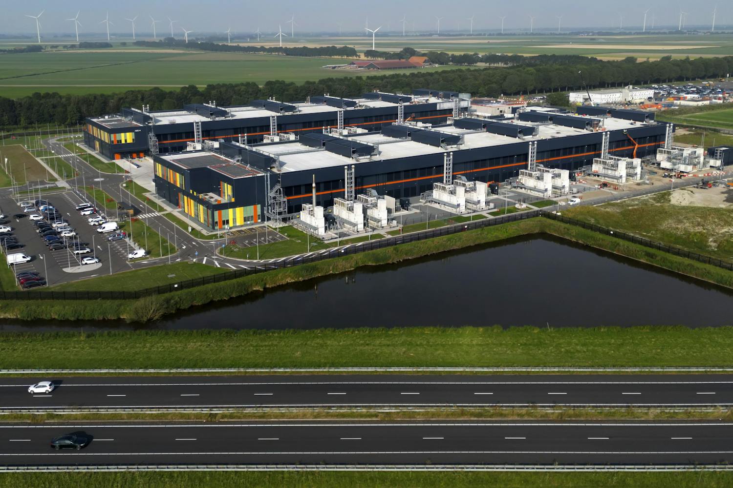 Britten onderzoeken omkoping rond Microsoft-datacenter Nederland | BNR ...