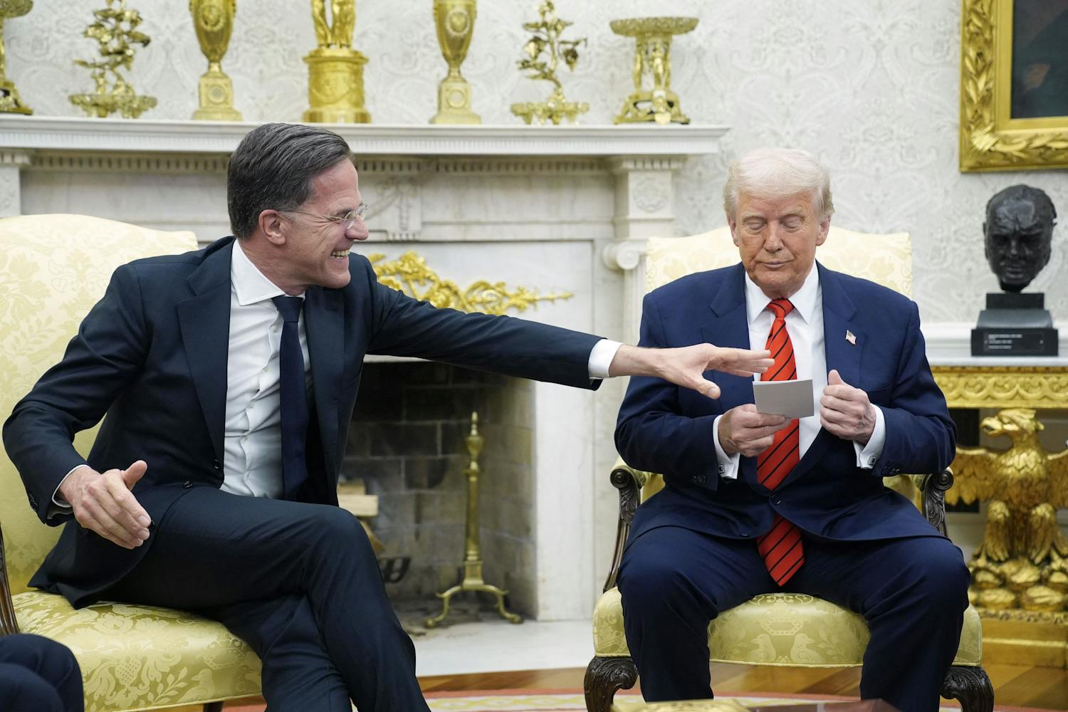Trump lekt sms van paaiende Rutte, ‘dit is een fout van Rutte’ | BNR ...
