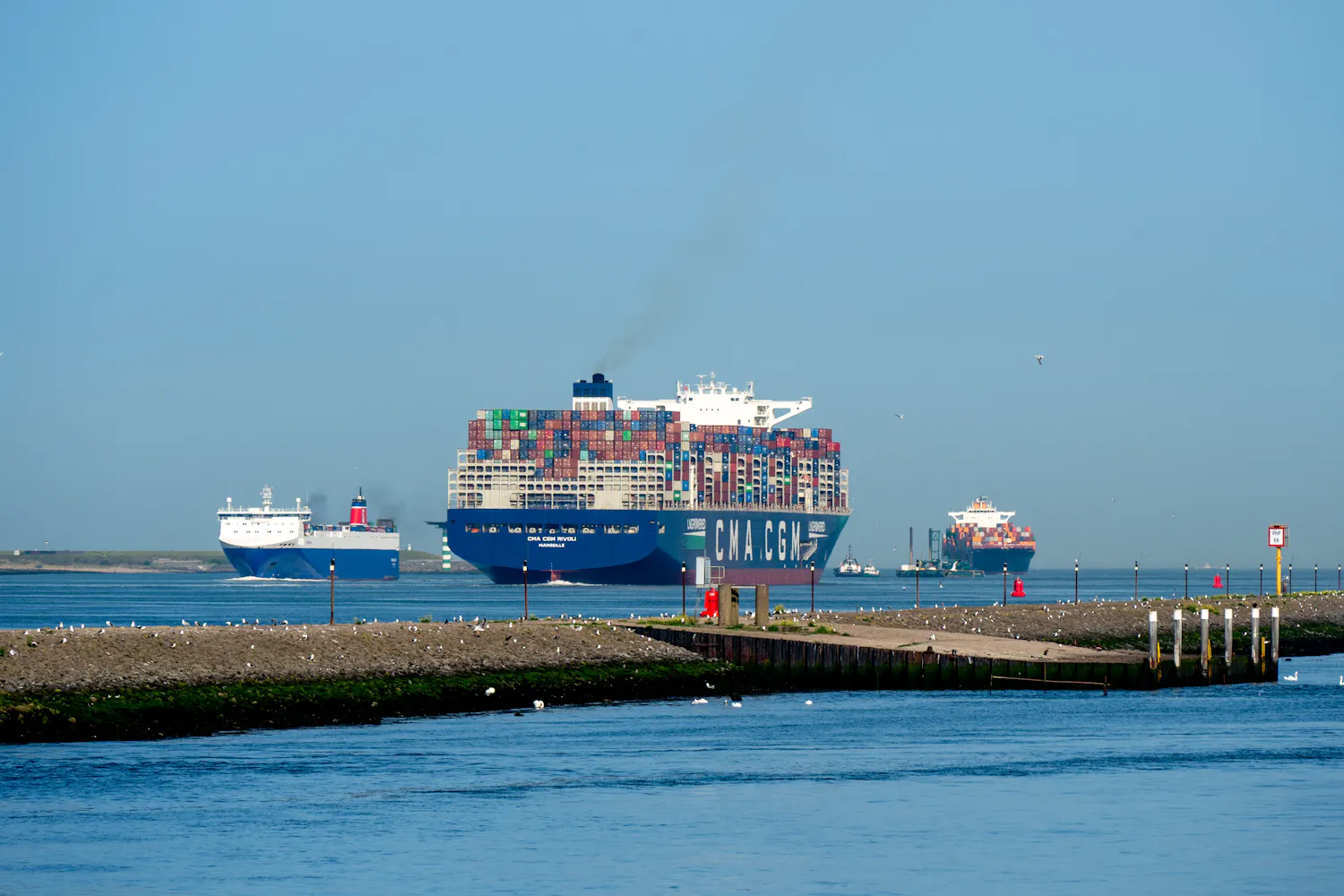 Containerschepen liggen dagenlang te wachten voor havens Rotterdam en ...