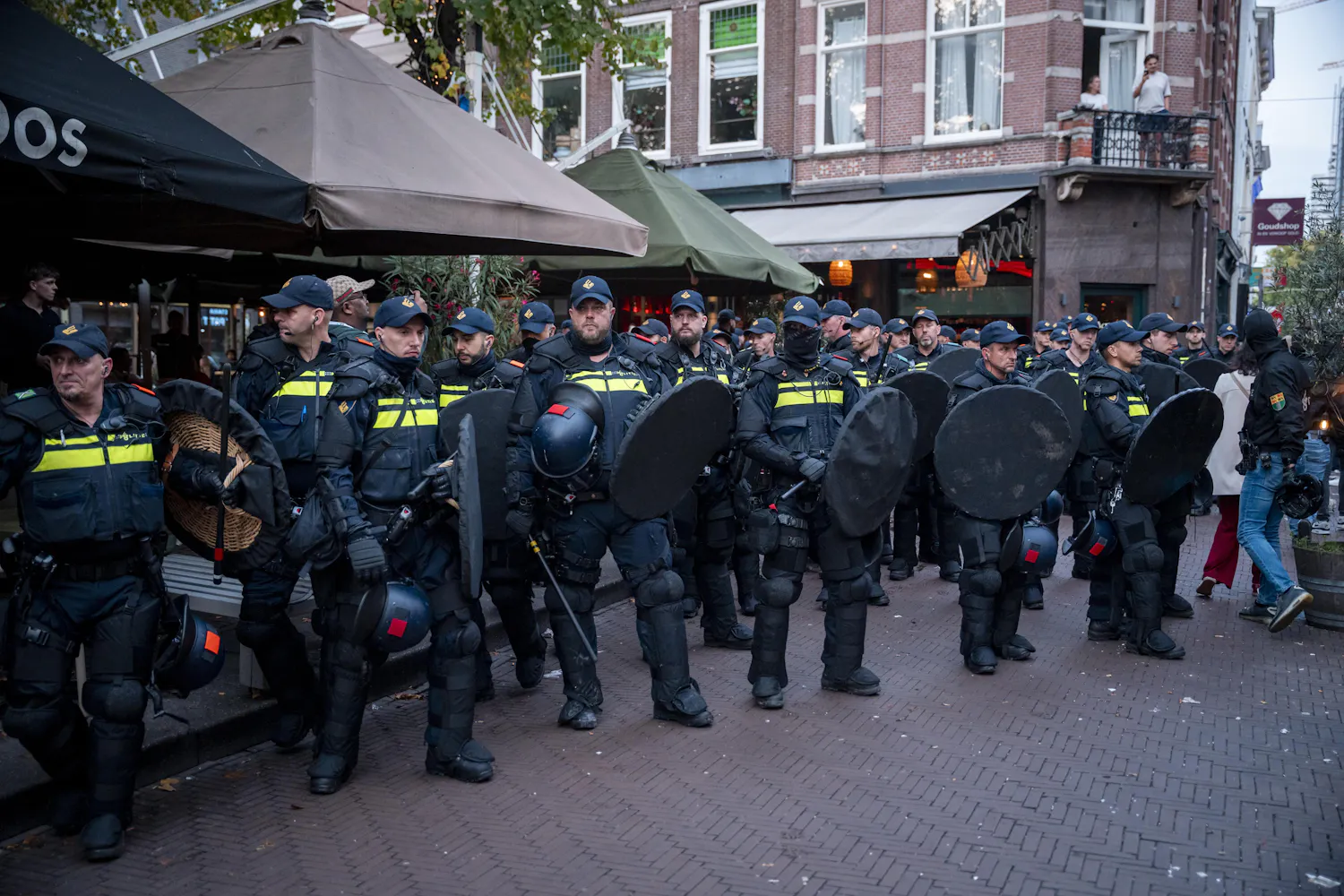 Politiebond ACP wil uitgebreider wapenarsenaal voor ME na rellen Den ...