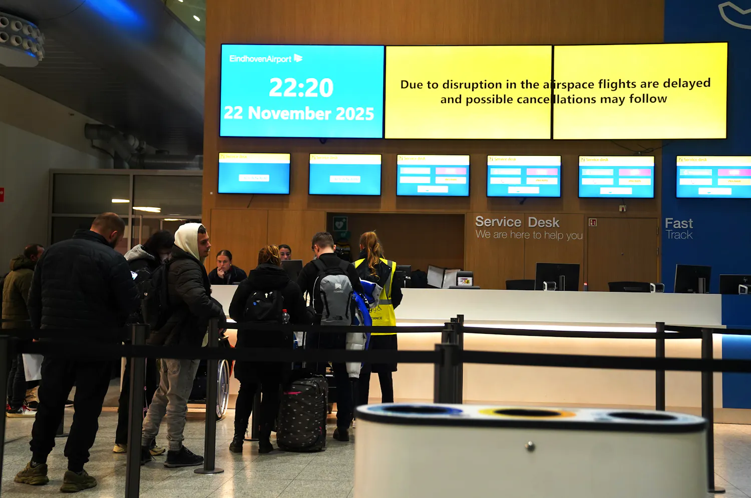 Vluchtverkeer op Eindhoven Airport hervat, Defensie voert extra ...