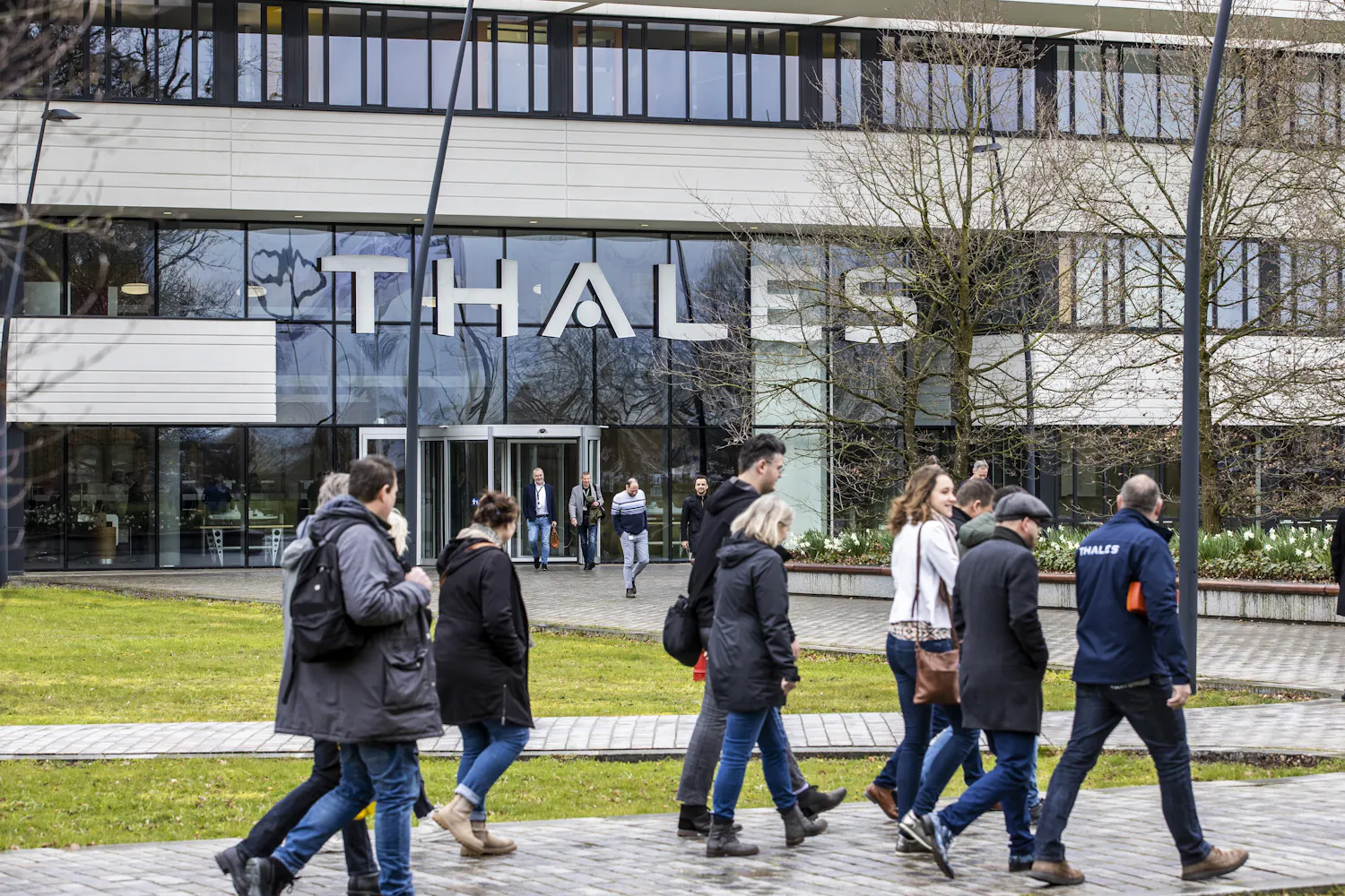 Defensiebedrijf Thales sluit vestigingen in Huizen en Delft, verkast ...