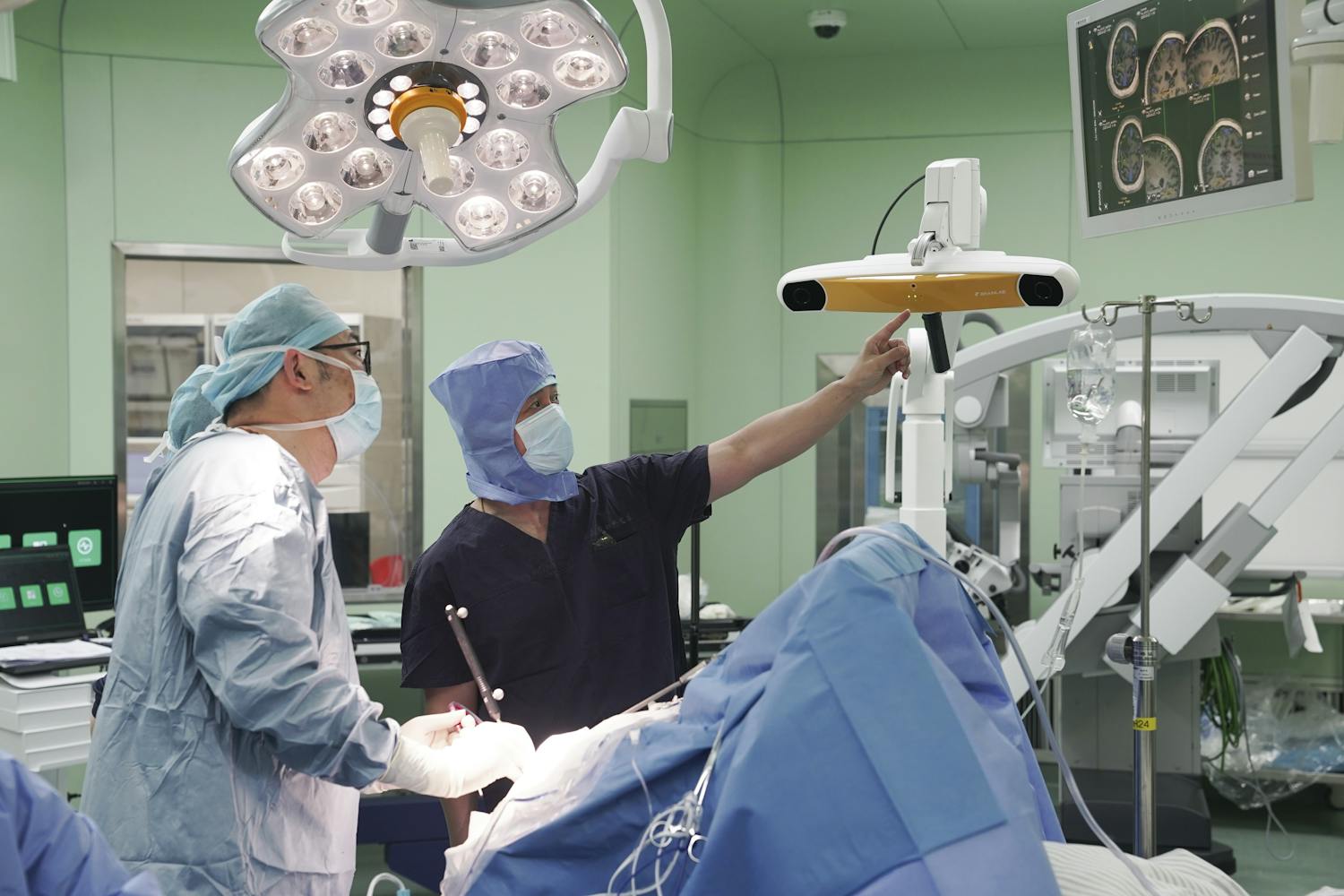 Chinees hersenimplantaat laat verlamde man rolstoel besturen | BNR ...