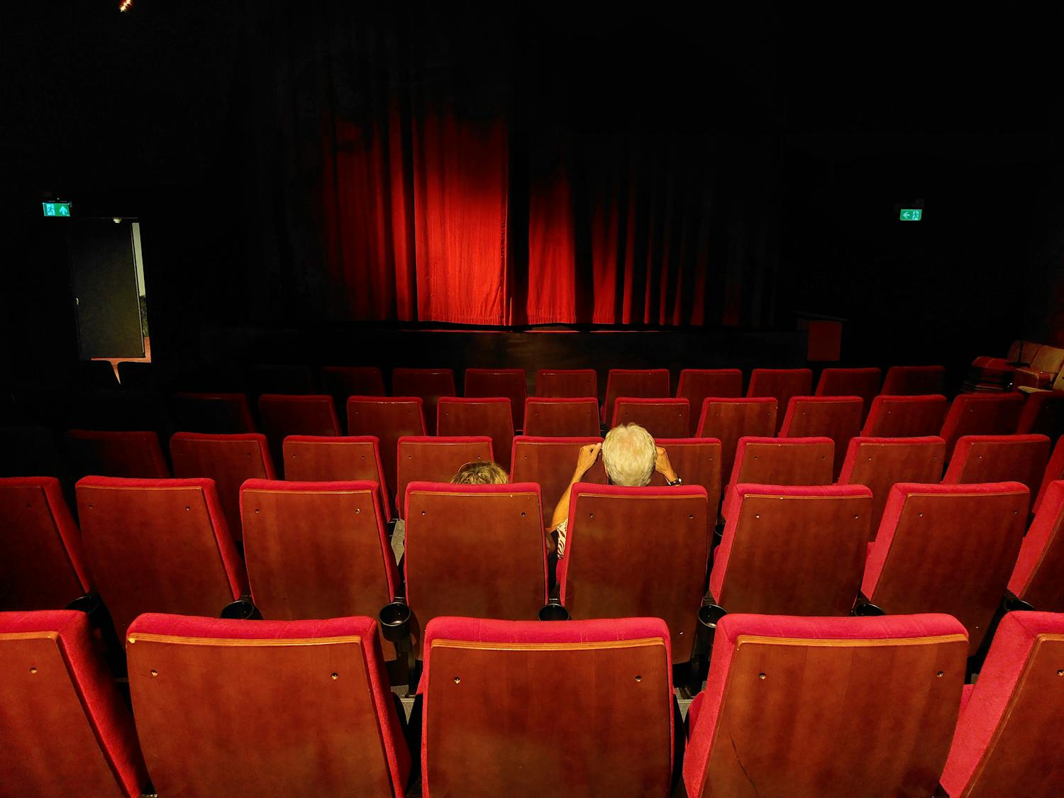 Bioscopen vrezen gevolgen overname Warner Bros. door Netflix | BNR ...