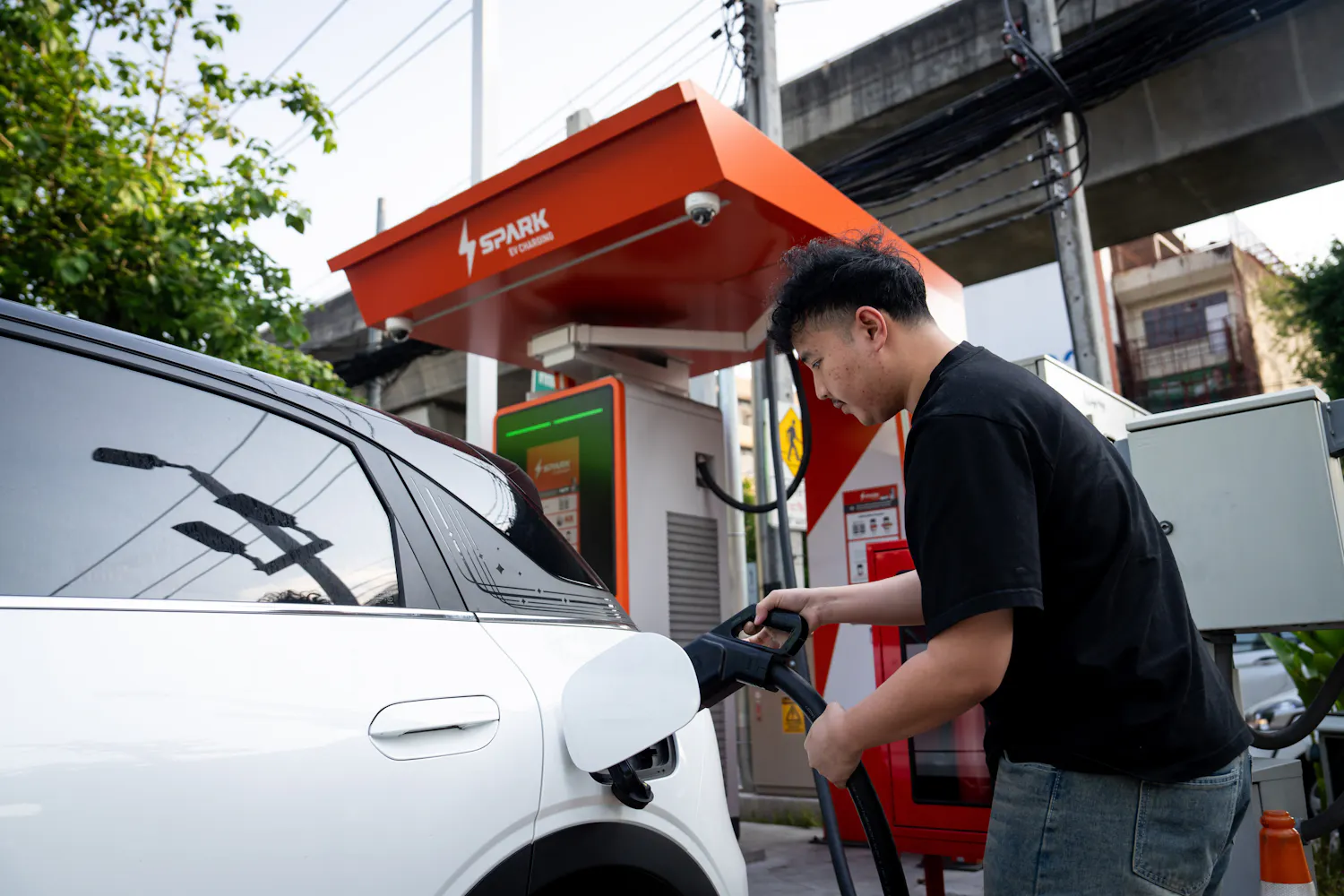 Hoge benzineprijzen geven elektrisch rijden wereldwijd impuls | BNR ...