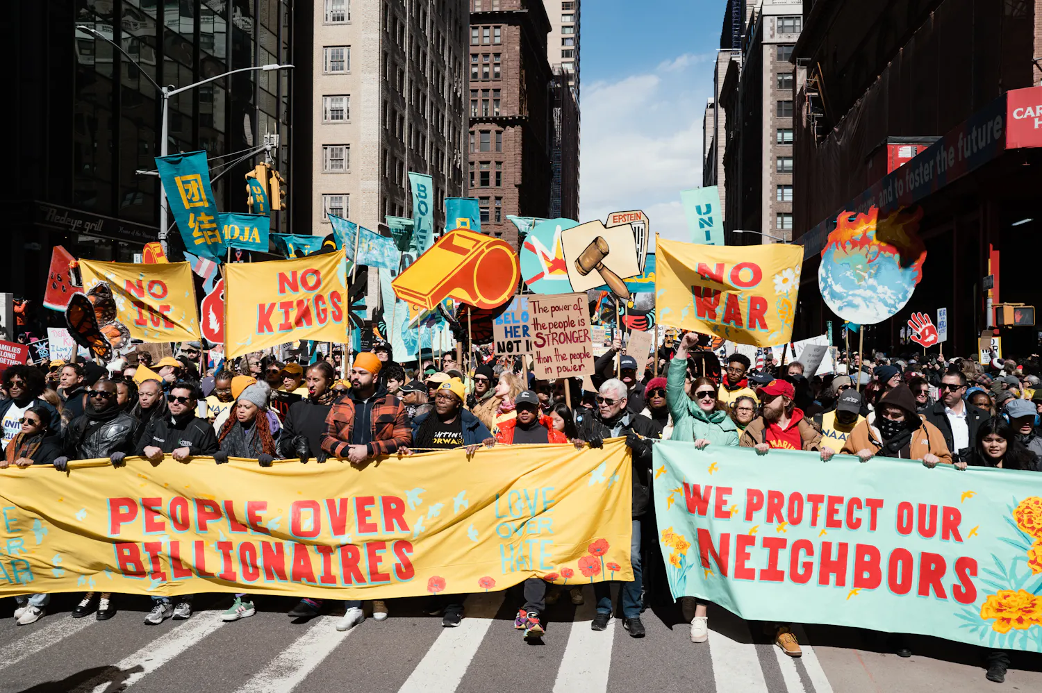 Miljoenen de straat op, maar Trump kan protesten negeren: ‘Het blijft ...