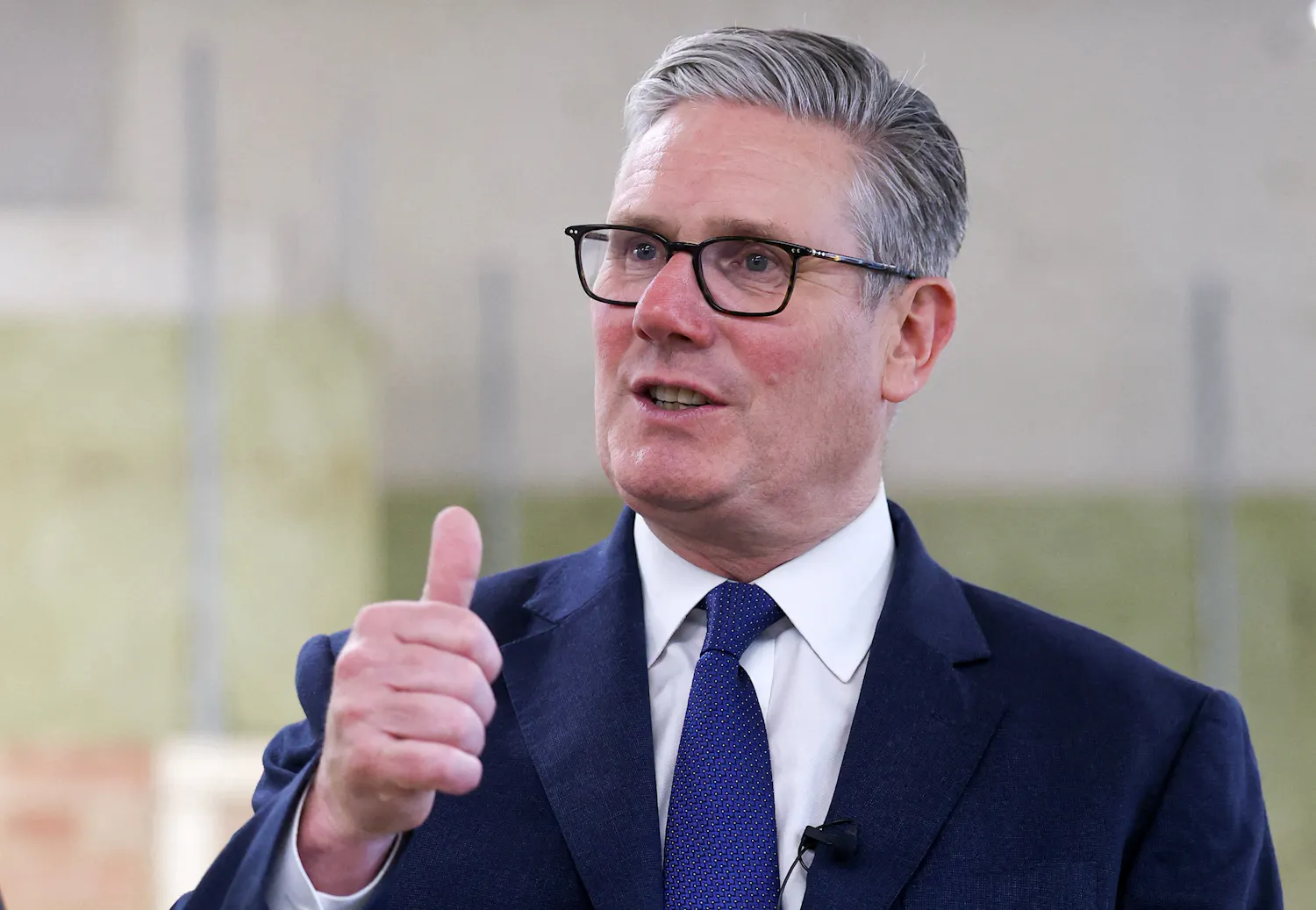 Starmer houdt krampachtig vast aan premierschap, ‘is aangeschoten wild ...