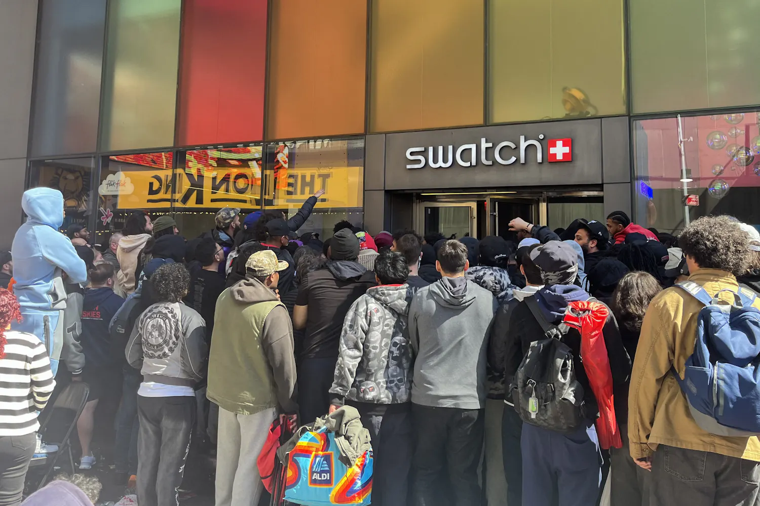 Swatch profiteert van commotie rond lancering Royal Pop-collectie ...