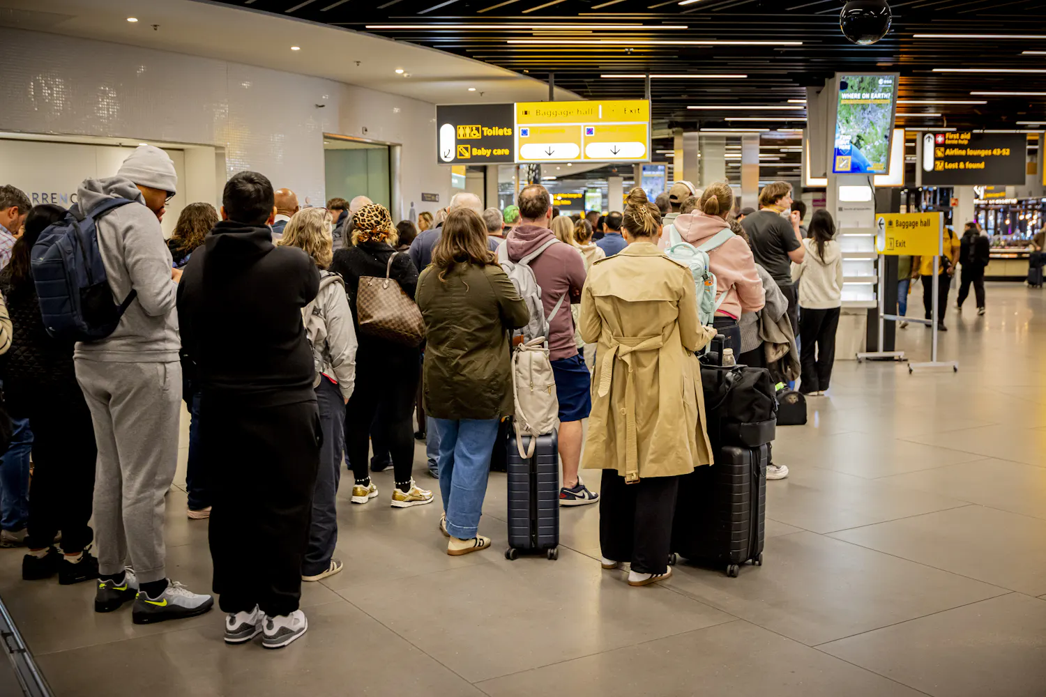 Opnieuw lange rijen op Schiphol, luchthaven waarschuwt | BNR Nieuwsradio