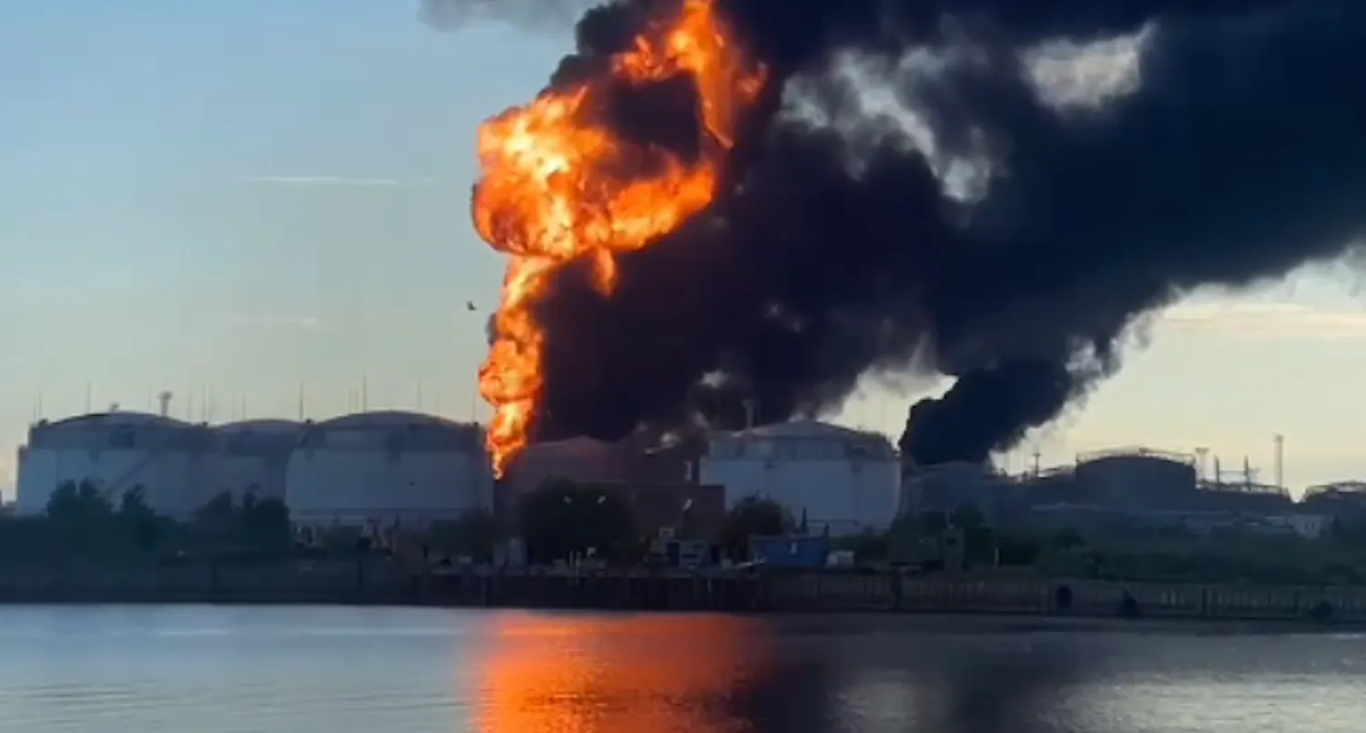Oekraïne bombardeert olieterminal Sint-Petersburg, op dag dat daar ...