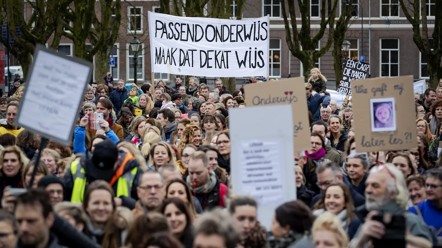Akkoord over 10 procent meer loon leraren, staking van de baan | BNR ...