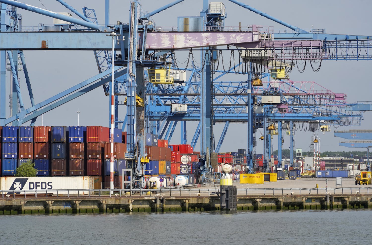 Afzwakkende economie zorgt voor dip overslag haven Rotterdam | BNR ...