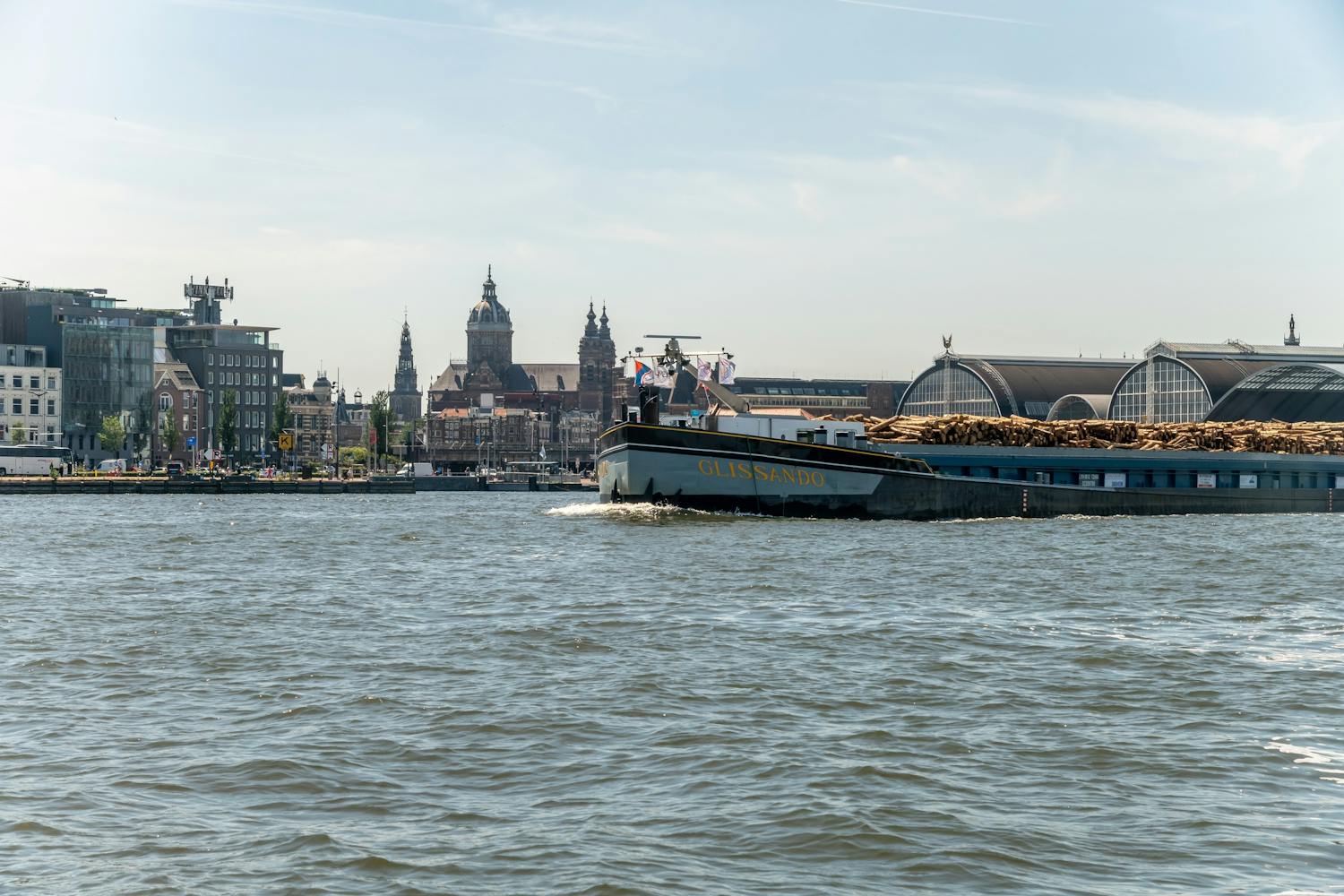Grootste groene waterstoffabriek van Europa mogelijk in Amsterdam | BNR ...
