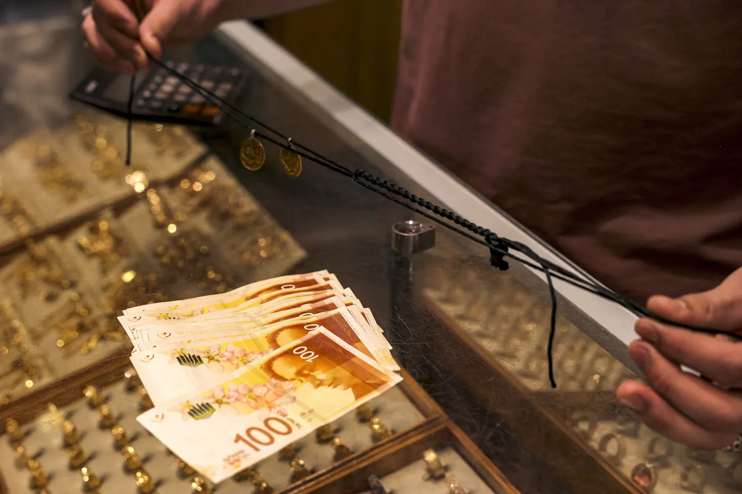 beleggers-gokken-op-waardeverlies-shekel-centrale-bank-grijpt-in-bnr