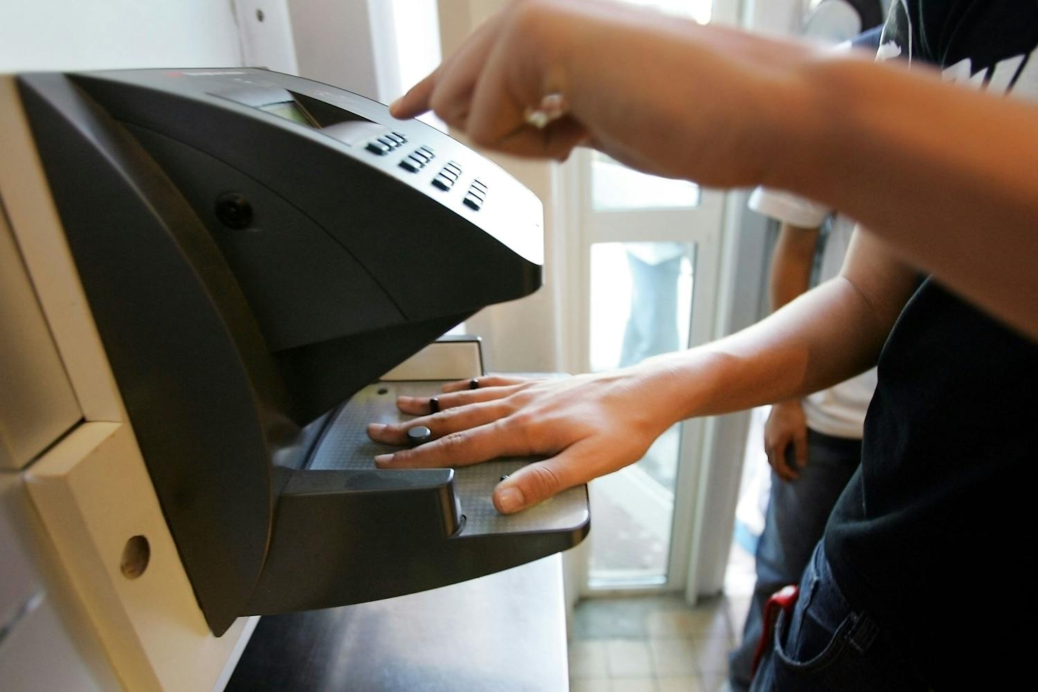 Een biometrische prikklok. Mag dat wel? | BNR Nieuwsradio