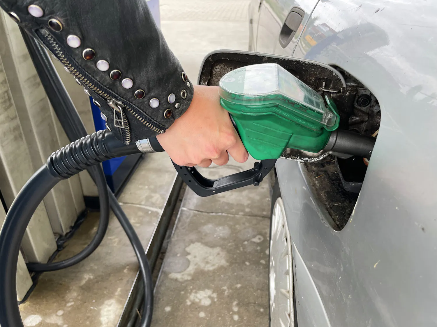 Twee euro per liter: benzineprijs in Nederland bereikt record | BNR ...