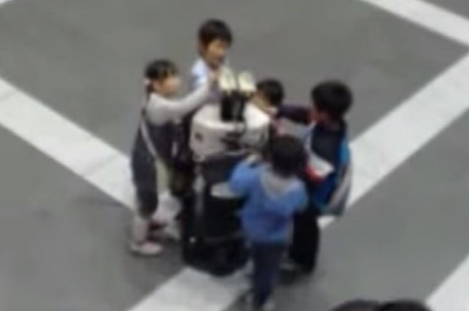 Kinderen omsingelen en meppen shoppingrobot Robovie-II | BNR Nieuwsradio