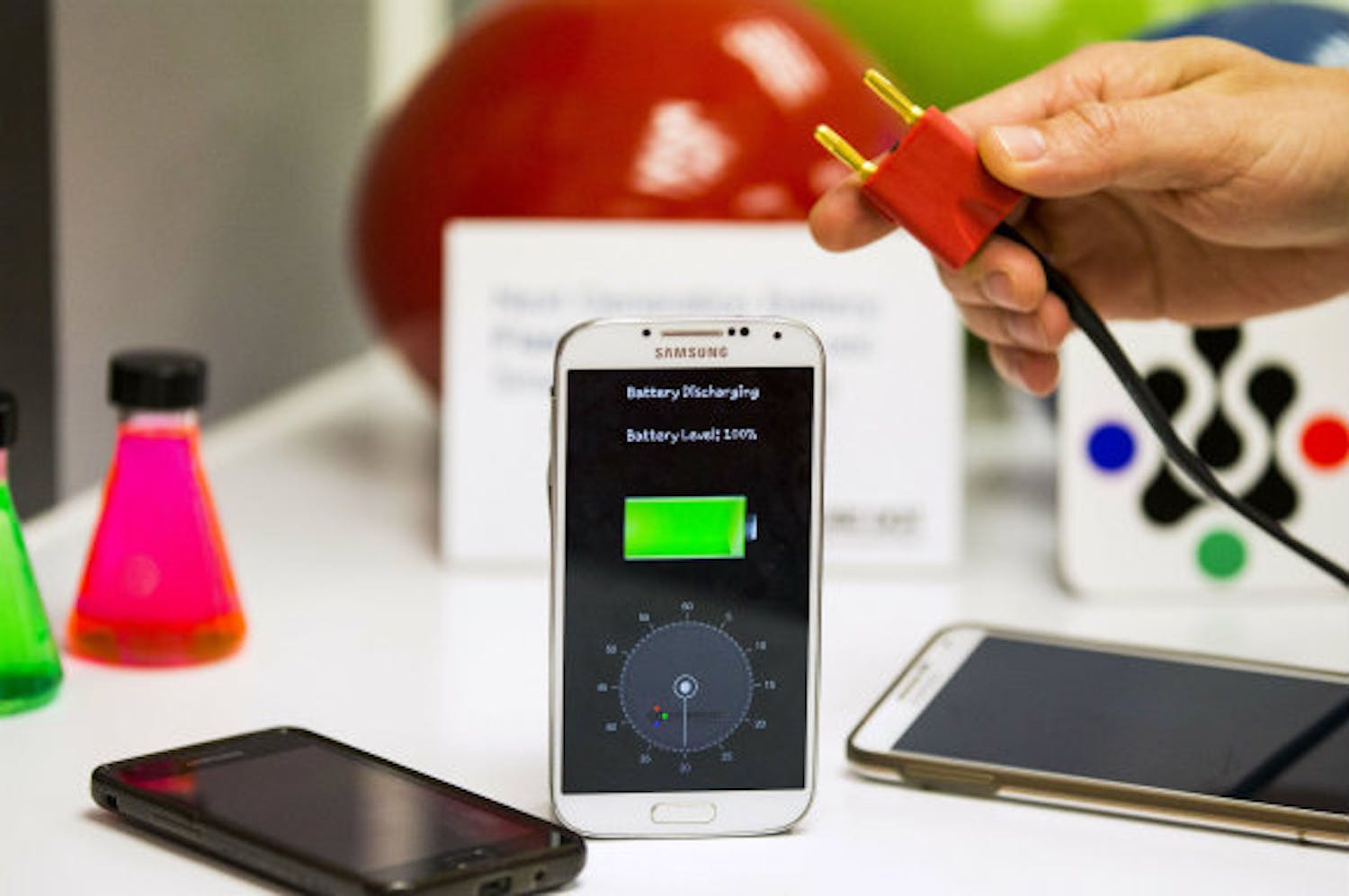 Laadpalen voor mobieltje op stations onzeker | BNR Nieuwsradio