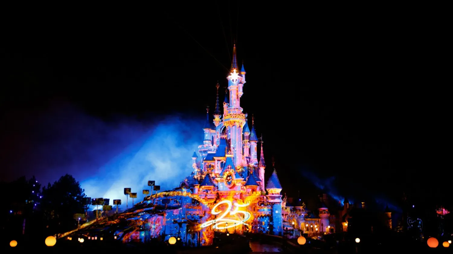Moet Disneyland Parijs die flessen champagne wel ontkurken? | BNR ...